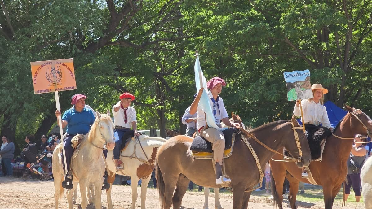Valcheta vivió el desfile Día de la Tradición - Semanario Bariloche